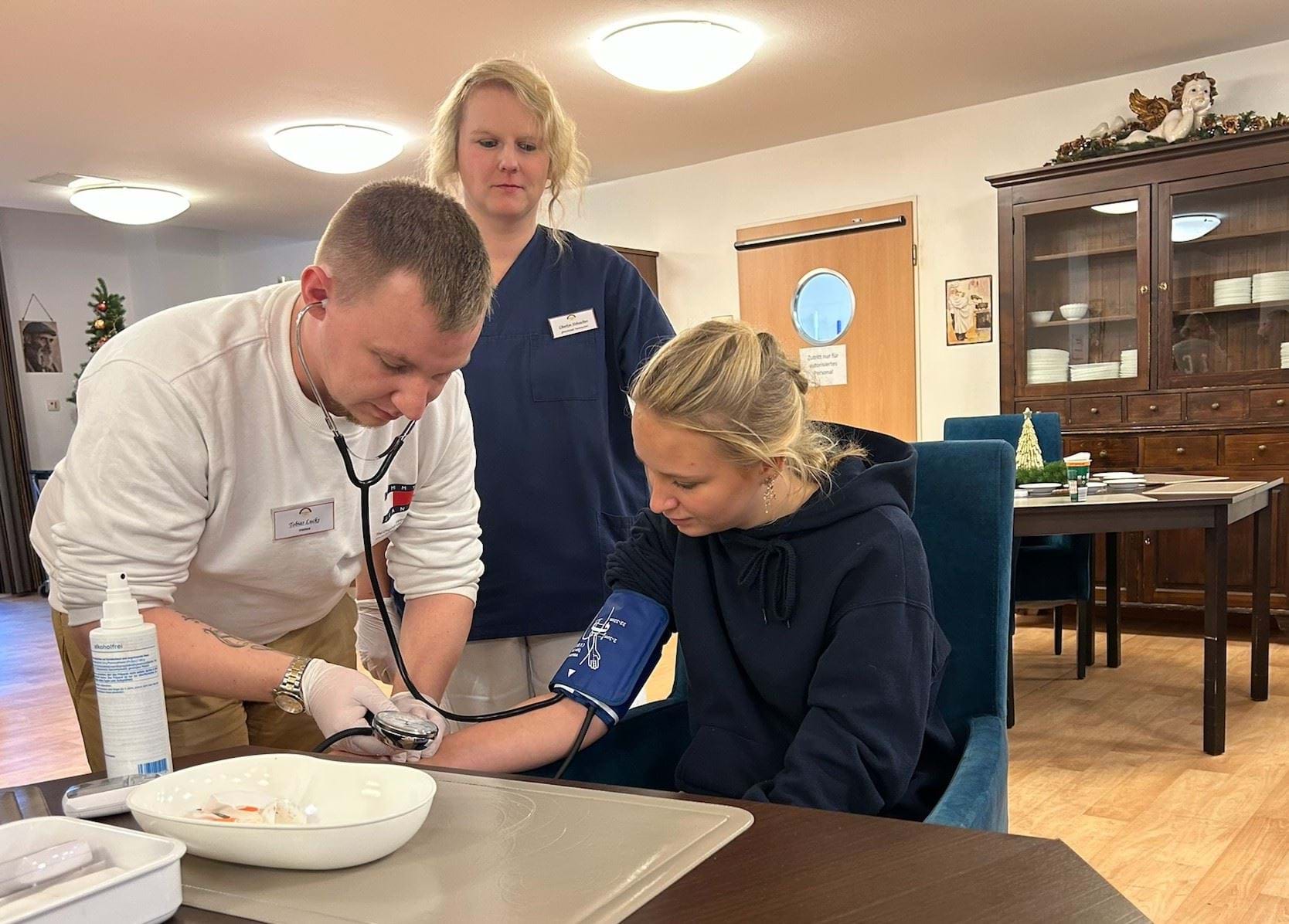 29 SOSU-elever tog på studietur til Tyskland